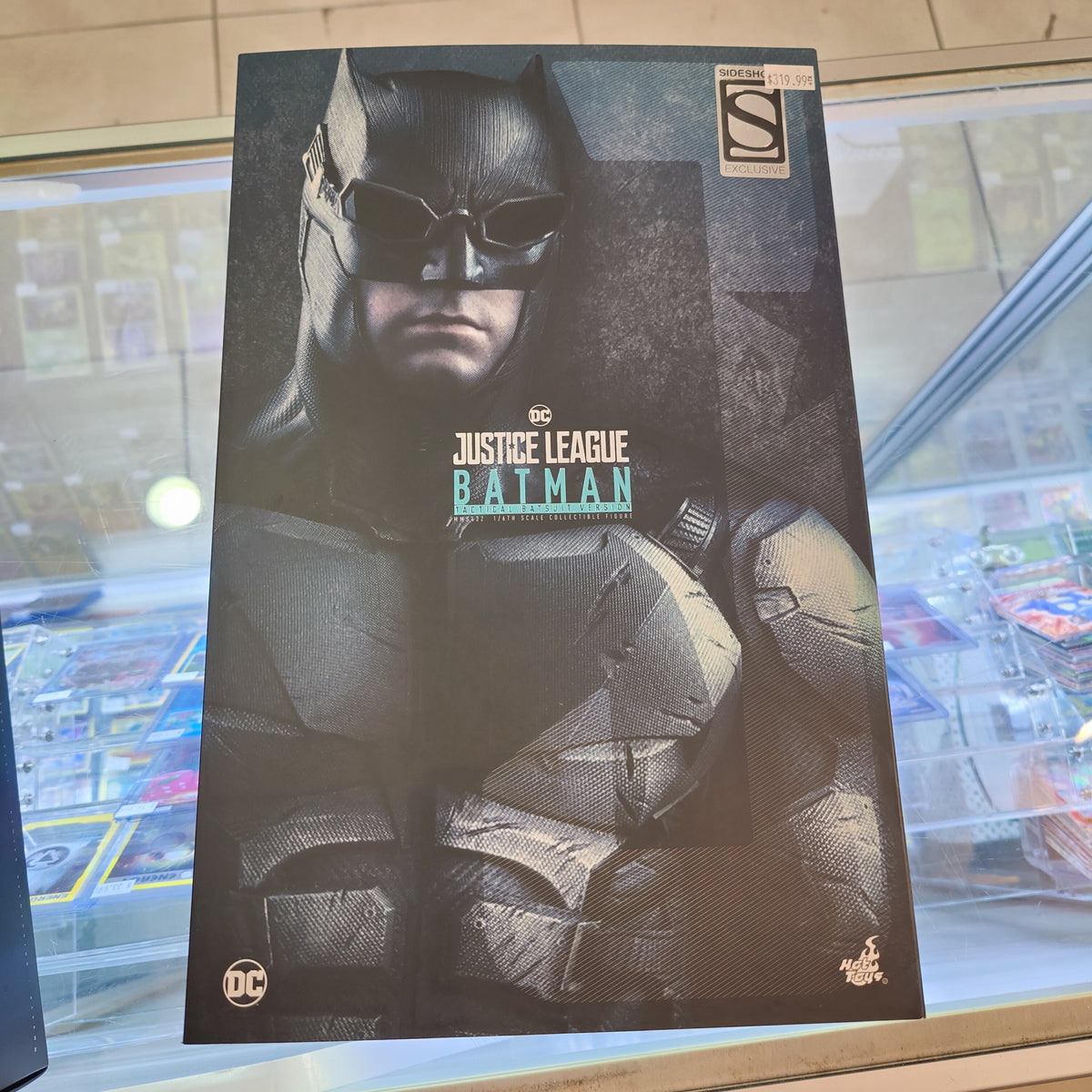 MISSING HAND Hot Toys Justice League Batman Tactical Batsuit Version M ...